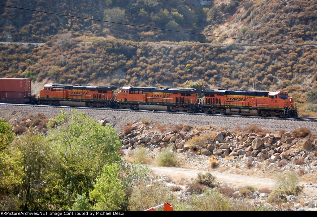 BNSF ES-44DC #7528 leads an eastbound intermodal near Keenbrook Crossing